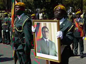 [Zimbabwe] Soldiers hold aloft a portrait of President Robert Mugabe in ...