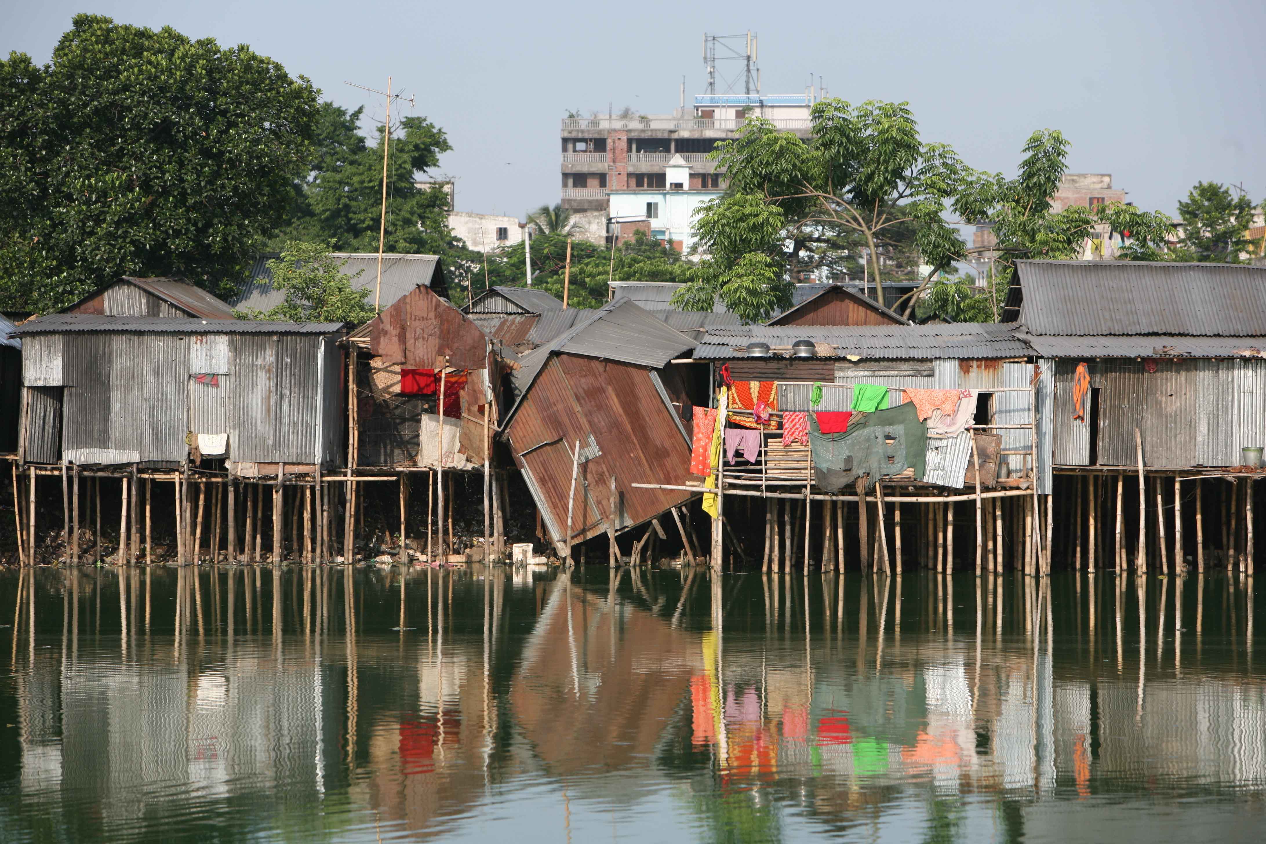 Slum houses built near the banks of the River Buriganga, Dhaka ...