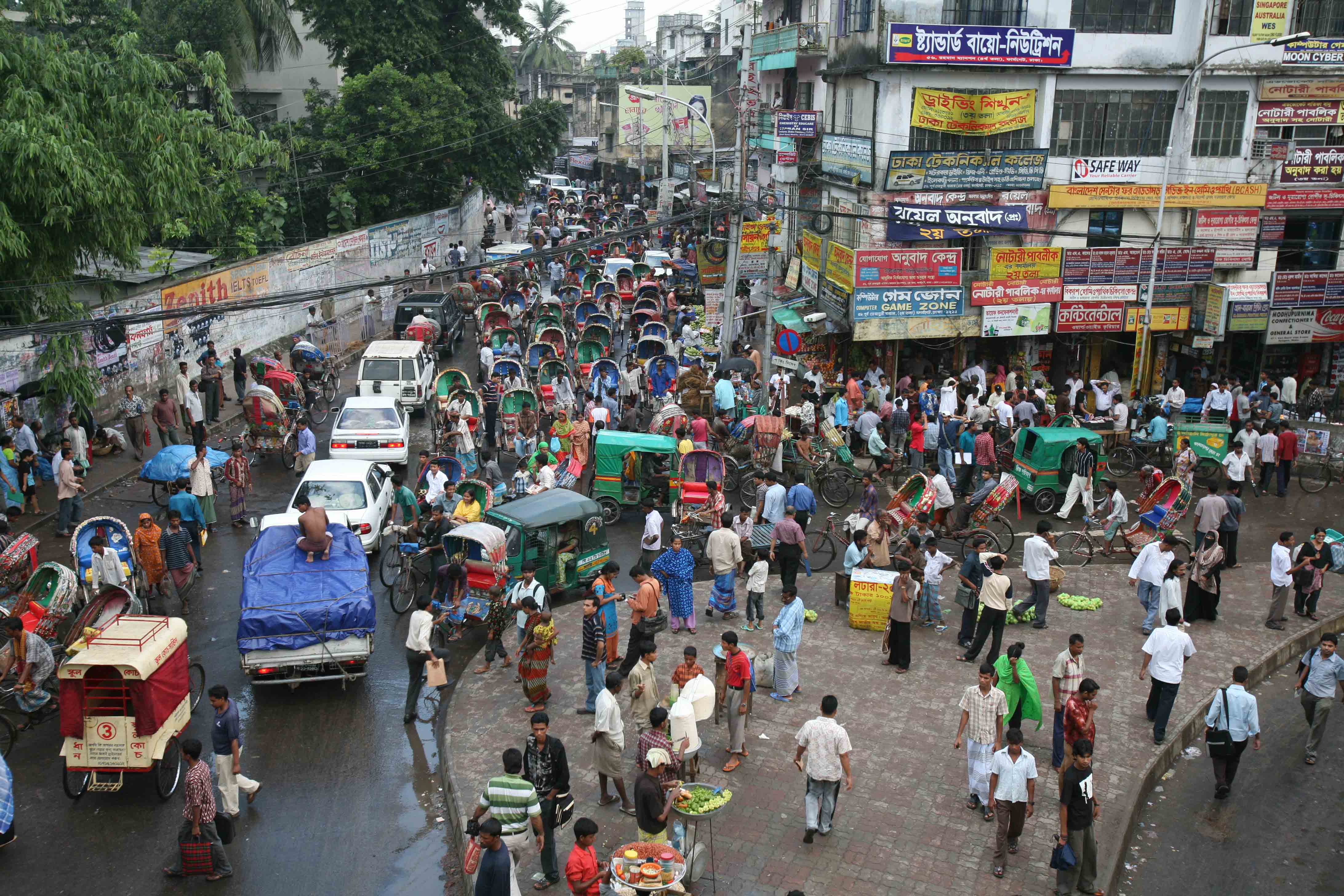 A normal congested day in the overpopulated city of Dhaka, Bangladesh ...