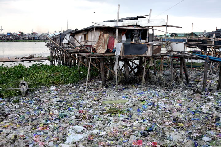 A fisherman’s hut by the beach in Baseco Compound slum near Manila, the ...