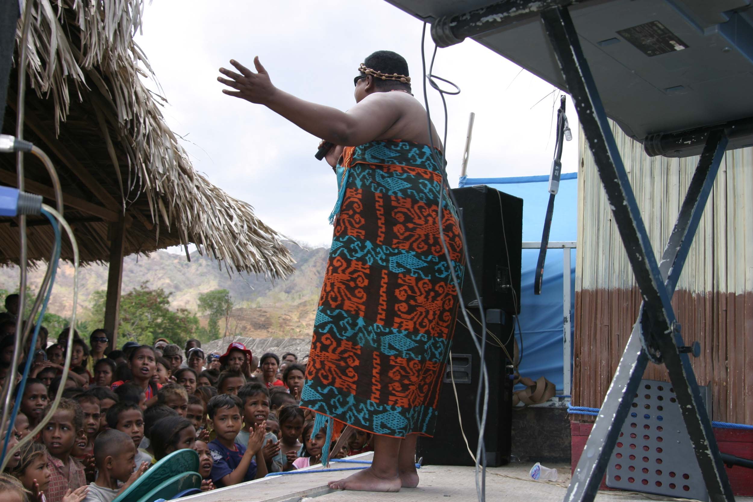 Timor-Leste entertainer Bu Le Le sings about water and sanitation to ...