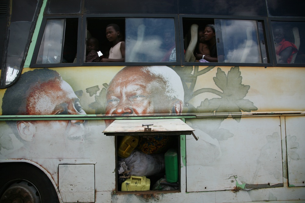 Hundreds of refugees from Democratic Republic of Congo board buses in ...