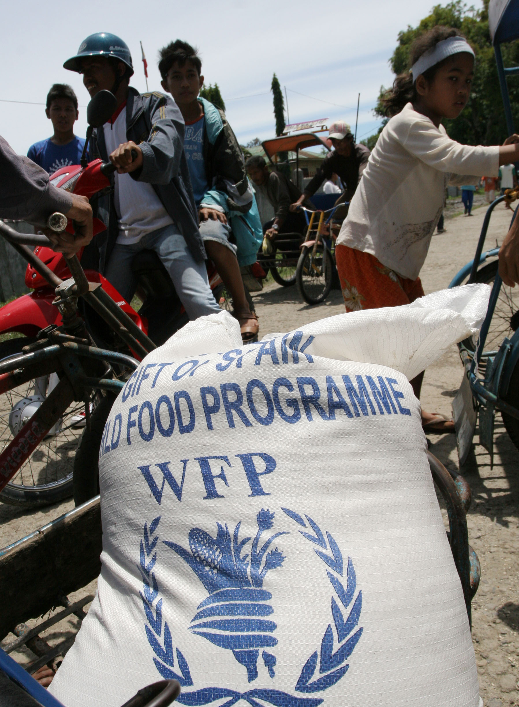Datu Piang, Mindanao - IDPs in the southern Philippines collects bags ...