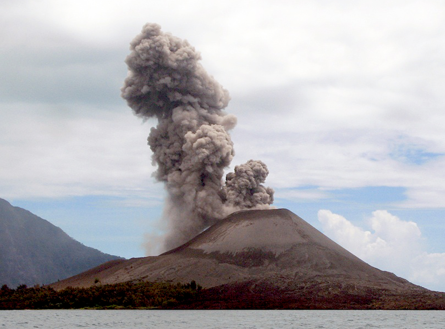 The New Humanitarian | Eruption spotlights "severe" volcano threat