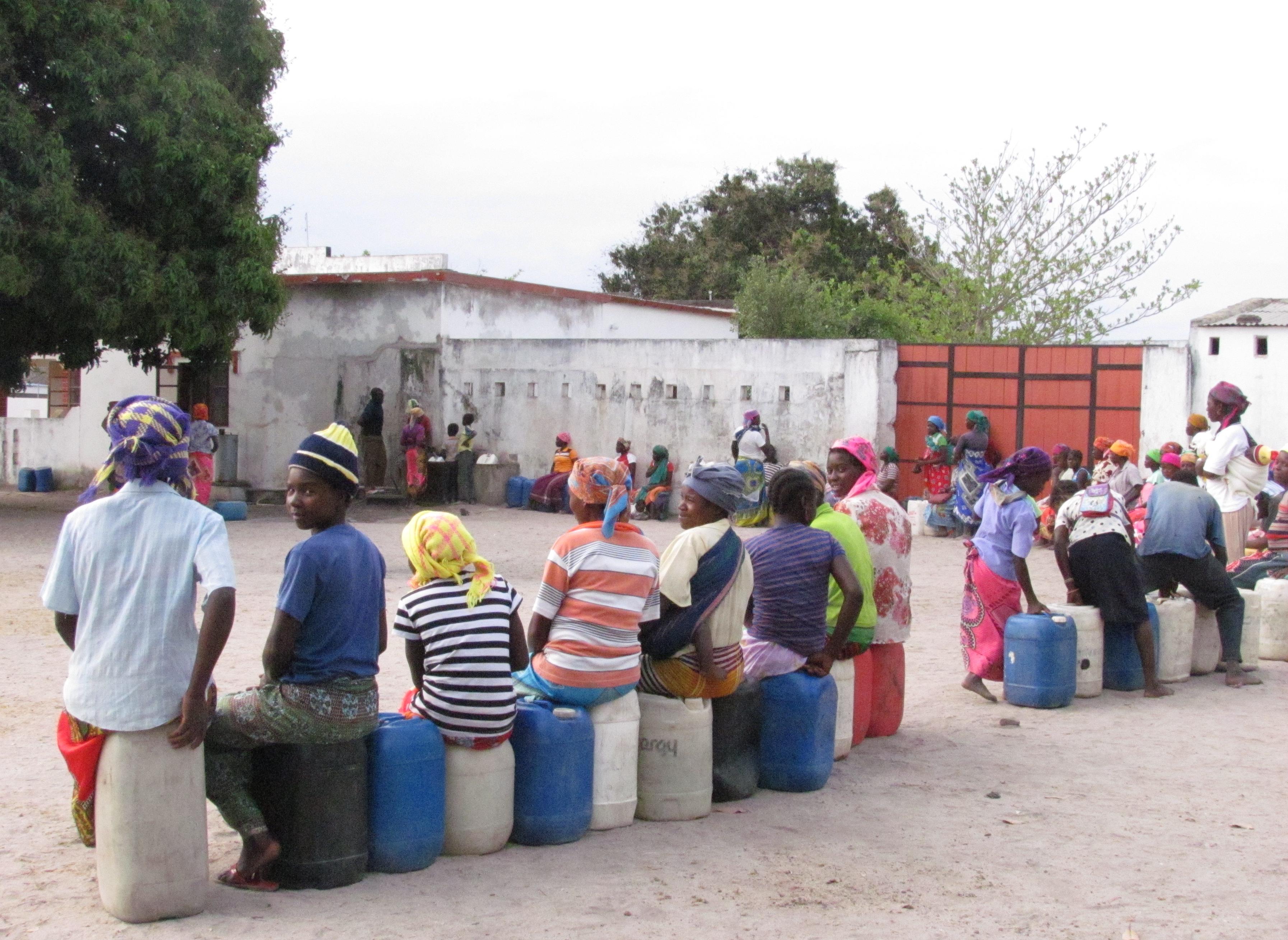 Waiting for water at the Machaze water point | The New Humanitarian