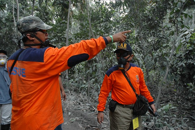 The New Humanitarian | Search and rescue continues for Merapi survivors