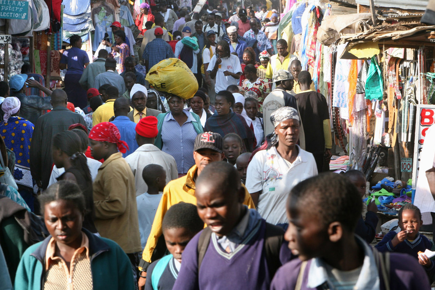 Crowds at a market in Kibera, Kenya | The New Humanitarian