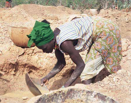 Guinea Siguiri miner woman | | The New Humanitarian