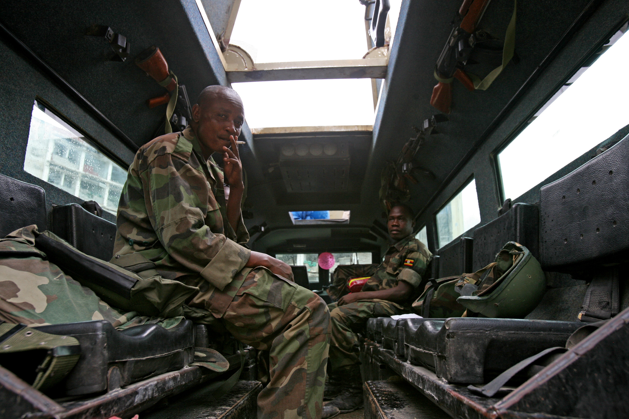 AMISOM soldiers taking a fag break | The New Humanitarian