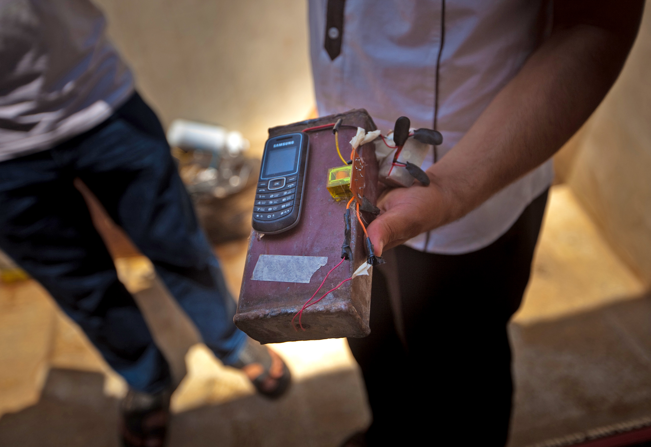 Home made explosive at a FSA lab, Syria | The New Humanitarian